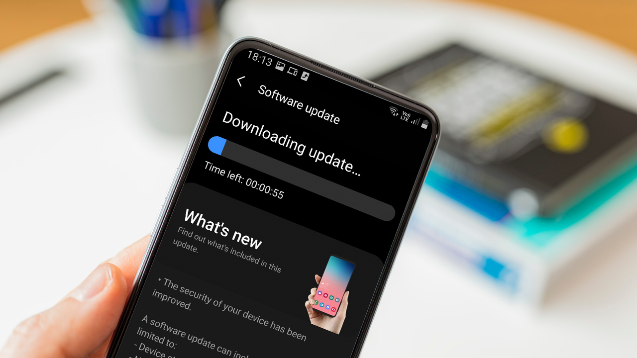 Производителей смартфонов хотят заставить выпускать обновления для устройств на Android и iOS в ...