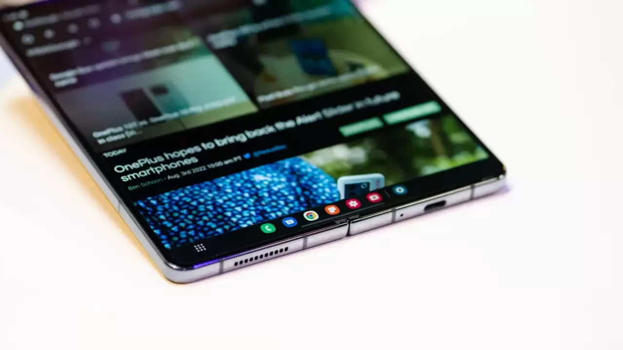 Samsung поймали на отключении одной функции Android в складных смартфонах — Ferra.ru