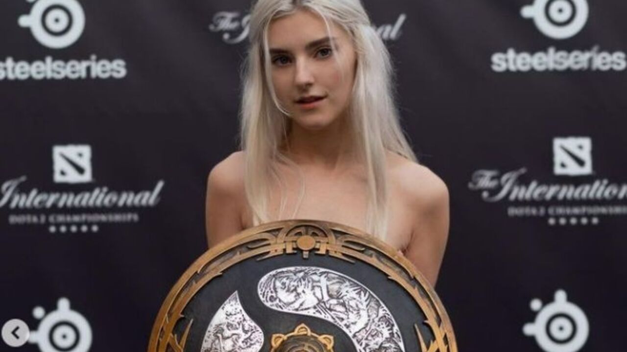 Порноактриса выступила на чемпионате по компьютерным играм в РФ и спровоцировала скандал ...