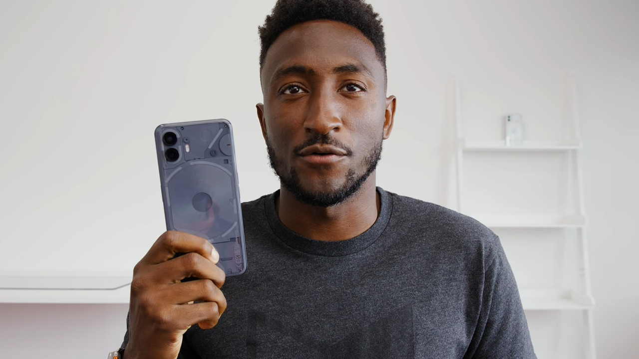 Блогер-миллионник опубликовал видео с «живым» Nothing Phone (2) за неделю до анонса: Новости ...