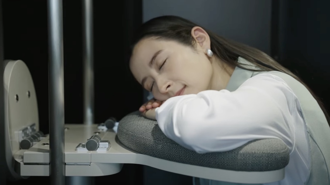 В Японии появились капсулы для сотрудников компаний, позволяющие спасть стоя: Новости: Наука и ...