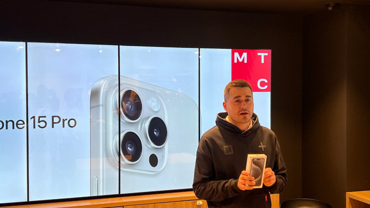 В России публично распаковали новенький iPhone 15 Pro Max за день до старта мировых продаж ...