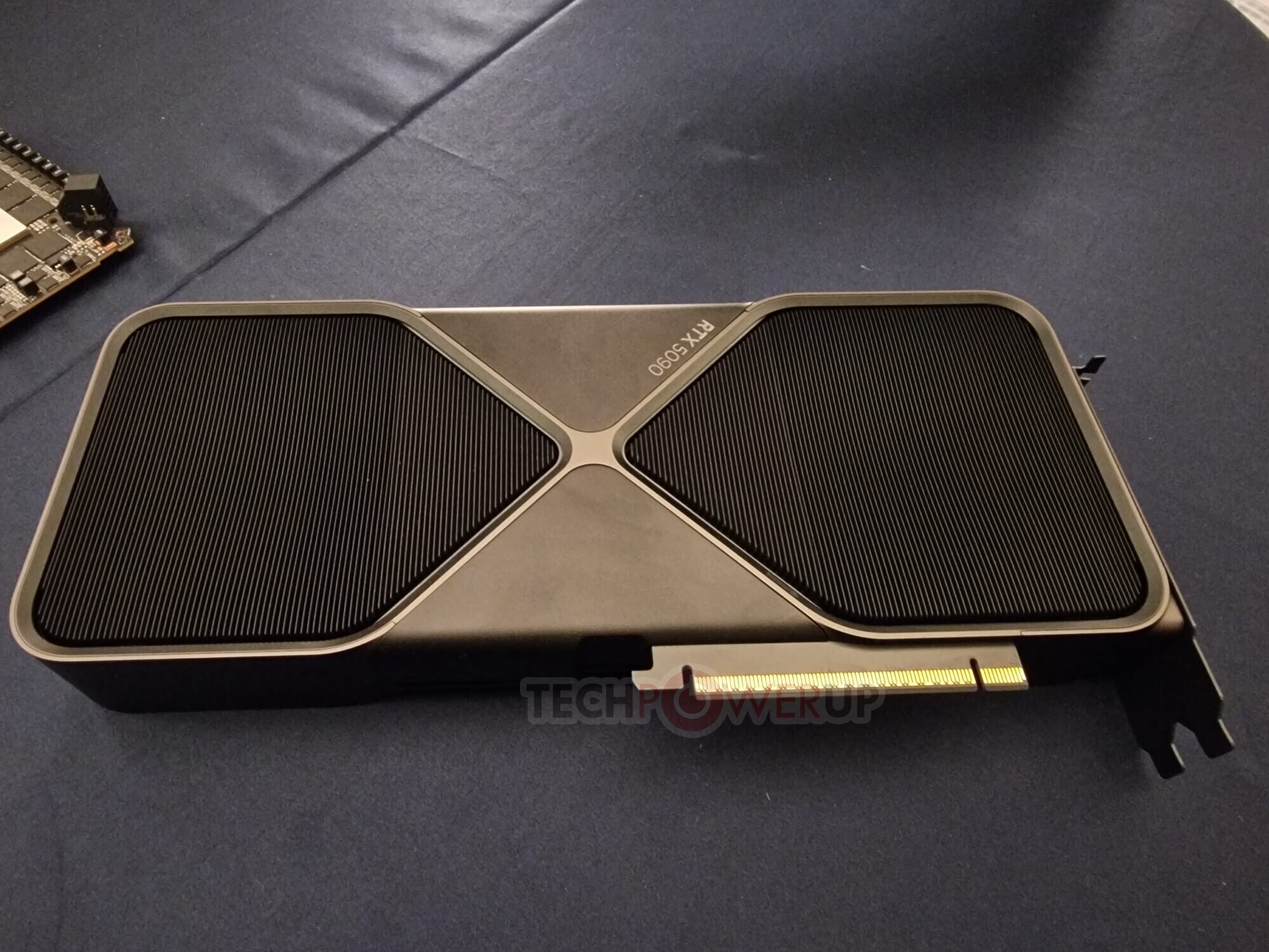 Журналисты показали первые живые фото топовой видеокарты NVIDIA RTX ...