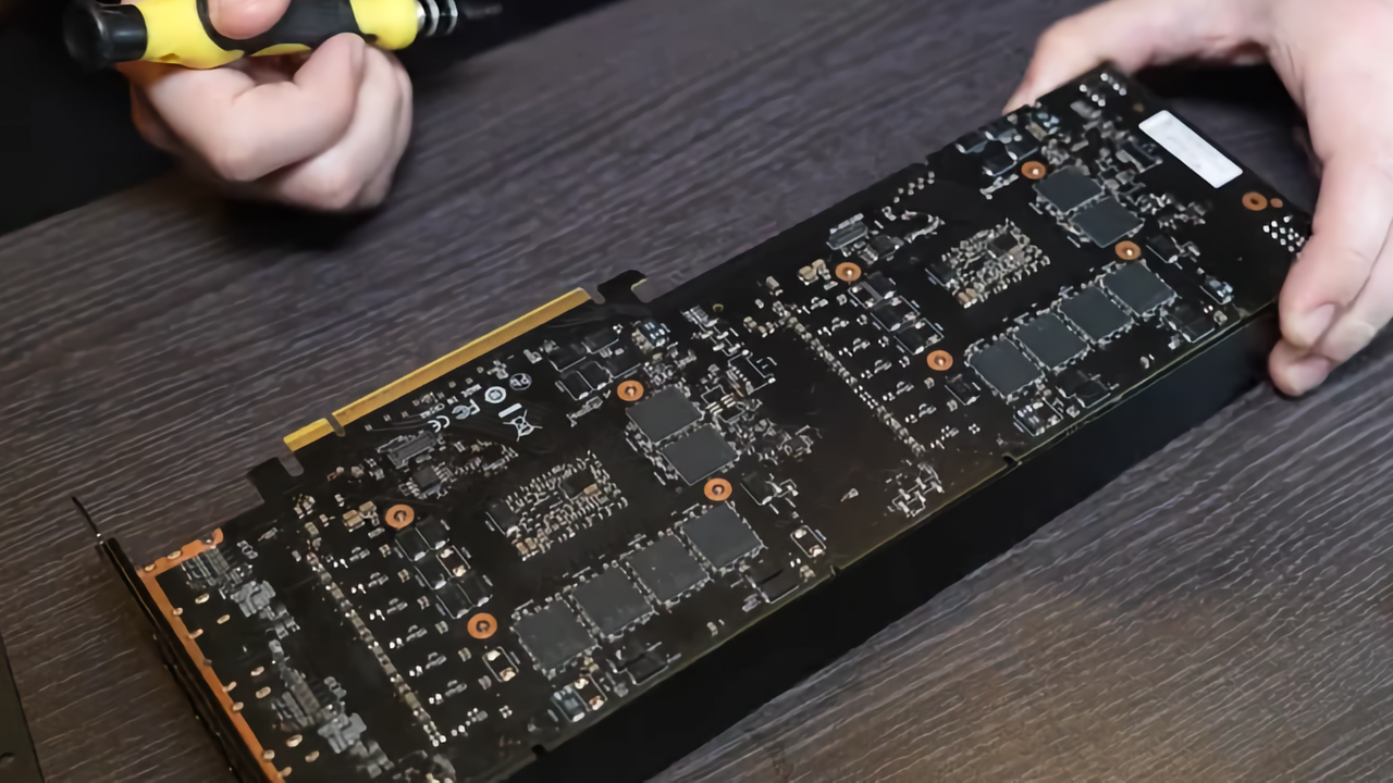 Блогеры показали необычную видеокарту Intel ARC Pro B60 с двумя GPU на одной плате и с 48 ГБ ...